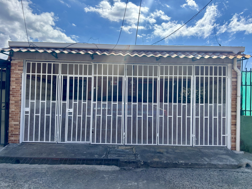 Se vende casa en urbanización Kuru , Purral | Hábita CR